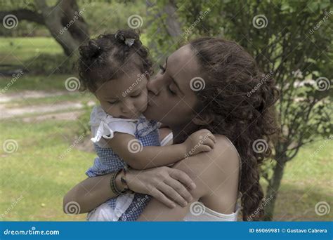 Moeder En Dochter Stock Afbeelding Image Of Meisje Baby 69069981