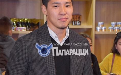 Өөртөө тун ч итгэлтэй загвар өмсөгч залуу