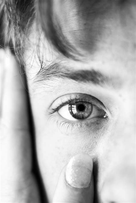 감정 강렬함 고요한 귀걸이 깊이 눈 눈썹 다정함 매끄러운 매우 복잡한 머리 명상 적 모델 목 미니멀리스트 반지 블랙 앤 화이트 스타일