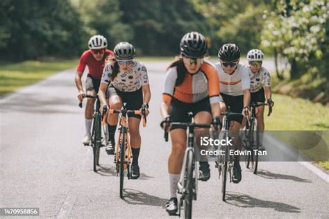 아침 시골 장면에서 사이클링 이벤트를 주도하는 여성 아시아 중국 자전거 타는 사람 자전거 타기에 대한 스톡 사진 및 기타 이미지 자전거 타기 레이스 리더 운동 선수