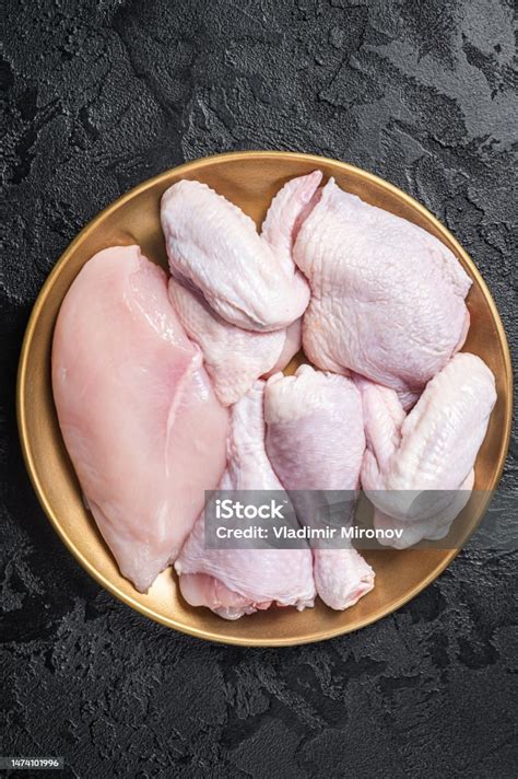 드럼 스틱 유방 필레 날개 허벅지 다양한 부분신선한 생 닭 고기 검은 색 배경 위쪽 보기 가금류에 대한 스톡 사진 및 기타 이미지 Istock