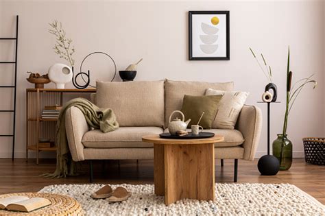 베이지색 소파 식물 선반 커피 테이블 부클 러그 모형 포스터 프레임 사이드 테이블 식물 및 우아한 장식 베이지색 벽이 있는