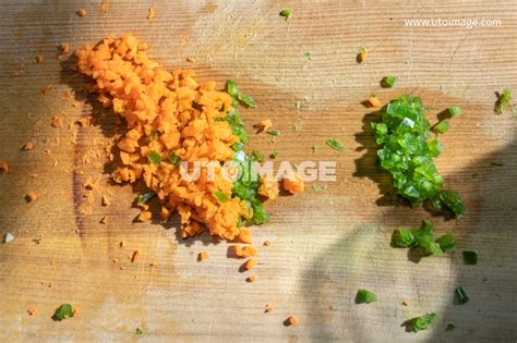 유토이미지 나무도마 위에 잘게 다진 파프리카와 당근피망 칼이 놓여져있다