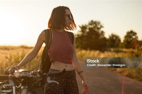 해질녘 야외에서 산악 자전거를 탄 아름다운 여성의 여성 초상화 아름다운 사람들과 함께하는 라이프스타일 사진 선글라스를 쓴 사람 30 34세에 대한 스톡 사진 및 기타 이미지