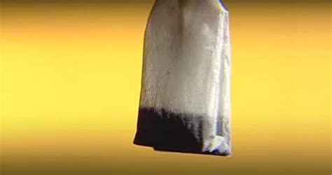 Названо причину через яку досвідчені господині вішають чайний пакетик на дверну ручку Читайте