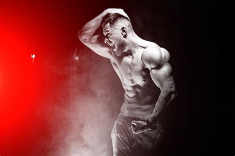 카메라 앞에서 벌거 벗은 몸통 포즈 복부 근육 이두근 삼두근과 이상적인 몸을 가진 젊은 잘 생긴 스포츠맨 보디 역도 흑백 사진입니다 확대 프리미엄 사진