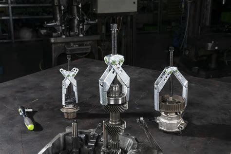 Puller With Quick Adjustment And Cross Hooks With Claw Feet