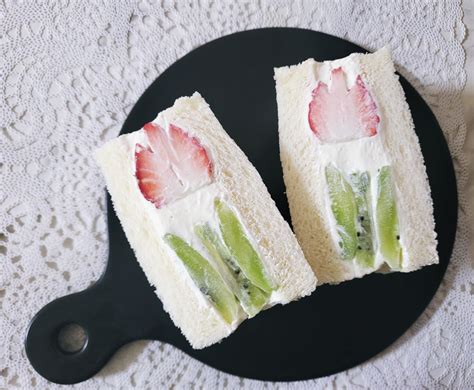 봄을 부르는 튤립 꽃 샌드위치딸기 디저트