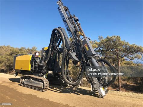 블래스트홀 드릴링 작업 중 구멍을 뚫기 위한 노란색 기계 토공 발굴 굴착 굴착 장치에 대한 스톡 사진 및 기타 이미지 굴착 장치 수평 구성 드릴 Istock