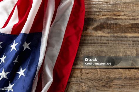 현충일 노동절에 대한 미국 국기 나무 배경에 고립 된 독립 기념일 광고 텍스트에 대한 복사 공간이있는 전단지 0명에 대한 스톡 사진 및 기타 이미지 Istock