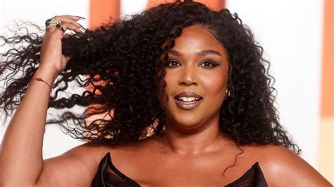 Lizzo Looks Incredible Showcasing Her Amazing Weight Loss At Oscars