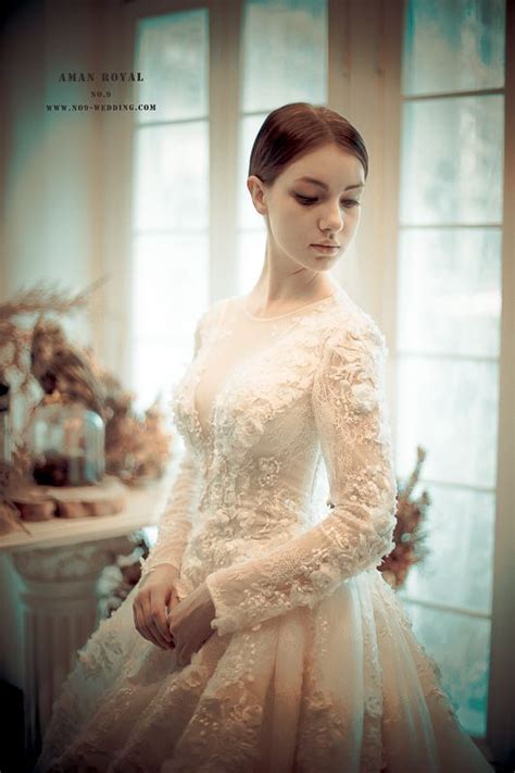 【第九大道手工婚紗 獨家安曼皇室系列 豪華宮廷風婚宴進場澎裙白紗】 獨家開發設計aman Royal極致系列 蕾絲精巧排列柔紗巧妙調和， 高質感與細膩的立體工法， 搭配歐式細膩浪漫的風格 展顯