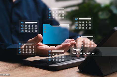 문서 관리 시스템 온라인 개념 사업가는 태블릿을 사용하여 데이터 파일을 검색하고 폴더 아이콘을 표시합니다 파일 관리 온라인으로 문서 데이터베이스 파일 검색 및 관리 보안