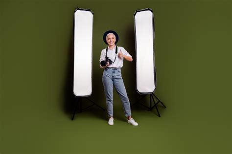 매력적인 긍정적 인 카메라여자의 전체 길이 사진 흰색 셔츠 모자를 쓰고 엄지 손가락을 위로 압정 사진 고립 된 녹색 배경 고름에 대한 스톡 사진 및 기타 이미지 Istock