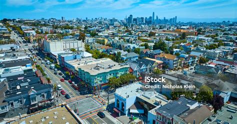 샌프란시스코 시내의 고층 빌딩 전망이 있는 공중 카스트로 지구 무지개 횡단보도 샌프란시스코 캘리포니아에 대한 스톡 사진 및 기타 이미지 샌프란시스코 캘리포니아 상점