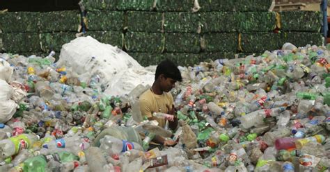 ‘갈수록 쓰레기산 세계 플라스틱 폐기물 발생량 역대 최대