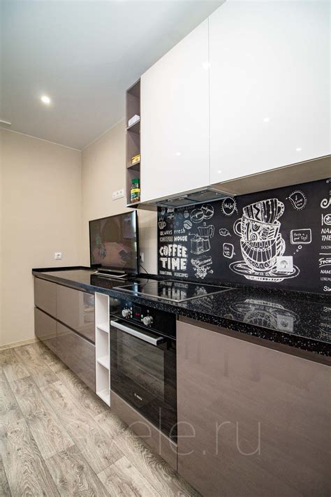 Глянцевая кухня с черной столешницей из полированого камня