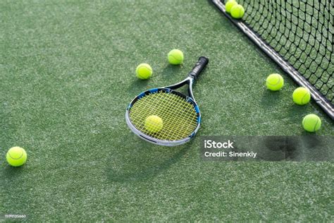 테니스 코트의 잔디밭에 표시하여 테니스 라켓과 공의 높은 각도 보기 공간 변경되지 않은 스포츠 경쟁 녹색 자연 및 여름 개념을 복사합니다 테니스에 대한 스톡 사진 및 기타