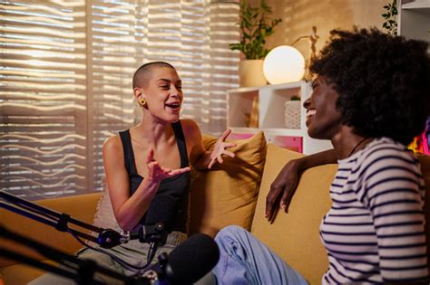 현대적이고 아늑한 스튜디오에서 인터넷 팟캐스트를 녹음하는 두 명의 다양한 여성 20 24세에 대한 스톡 사진 및 기타 이미지 20 24세 25 29세 2명 Istock