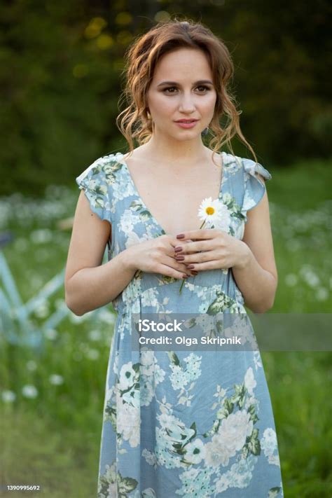 여름에 해질녘에 아름다운 소녀는 손에 꽃이 달린 들판에서 여름에 걷고 가고 태양은 빛나고있다 건강한 생활방식에 대한 스톡 사진 및 기타 이미지 Istock