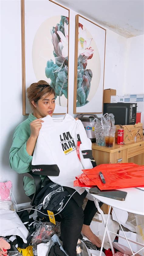 ជីវិតមានឡើងចុះ ពេលនេះ ម៉ូលីកា មកអង្គុយliveលក់ខោអាវ មានវីដេអូ Khmerload Cambodia Latest News