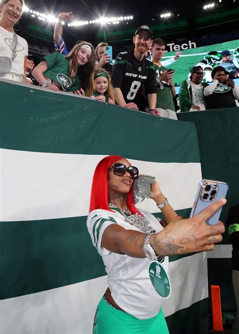 Rapper Sexyy Red And Woody Johnson Have “so Much Fun” During The Jets