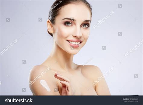 Cute Girl Nude Make Posing Grey库存照片1014803263 Shutterstock