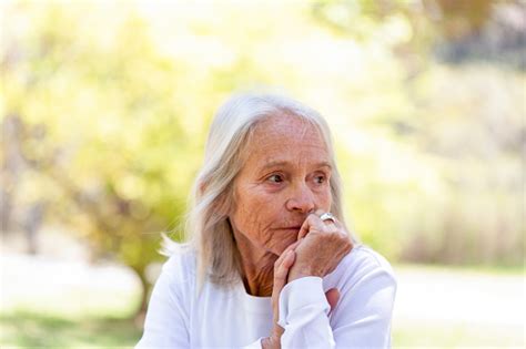 턱에 손을 들고 공원에서 현대 노인의 초상화 복사 공간이있는 배경 슬픔에 대한 스톡 사진 및 기타 이미지 슬픔 중장년 행복 Istock