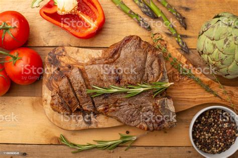 로즈마리 후추 조미료 신선한 채소를 나무 배경으로 한 대리석 쇠고기 스테이크 레스토랑 메뉴 미식 맛있는 음식 레스토랑 서비스