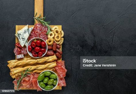 다양한 이탈리아 간식이 있는 전채 요리보드에 치즈 고기 올리브 고추 샤쿠테리와 안티파스티 플래터 고기에 대한 스톡 사진 및 기타