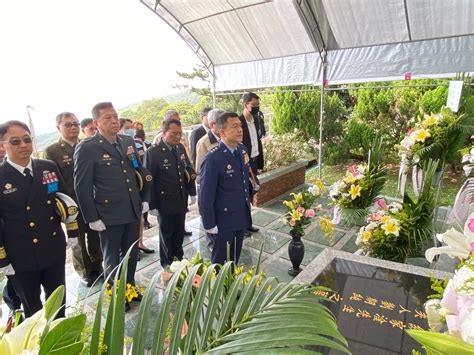 故總統嚴家淦紀念專頁 今天是五指山國軍示範公墓重要春祭典禮，上午1000由國防部參謀本部副總長執行官鄭榮豐上將擔 Facebook