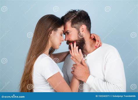 Momento Rom Ntico Fantas A De Los Secretos Novia Satisfecha Y Novio Que Disfrutan Del Momento