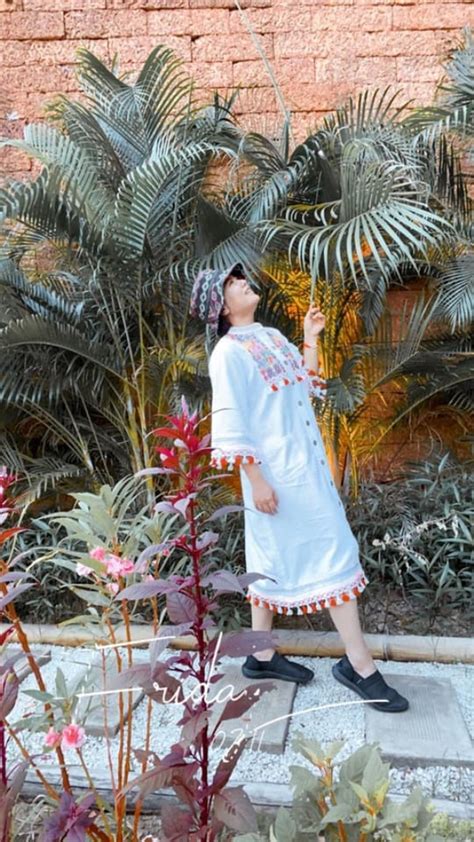 အေးချမ်းတဲ့ ရူခင်းအလှတရားတွေနဲ့ ပေါင်းစပ်တာ သူမရဲ့ အလှကို ပေါ်လွင်အောင် အဖြူရောင် ဖက်ရှင်လေးနဲ့