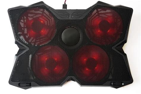 پد خنک کننده لپ تاپ با نور قرمز با سیم Usb در پس زمینه سفید پایه خنک کننده نوت بوک نزدیک 1703077