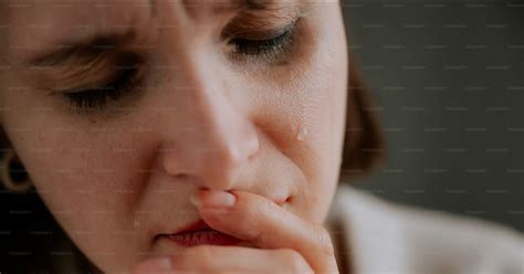 한 여자가 울고 괴롭고 슬퍼하고 있습니다 사진 Unsplash의 초상 이미지