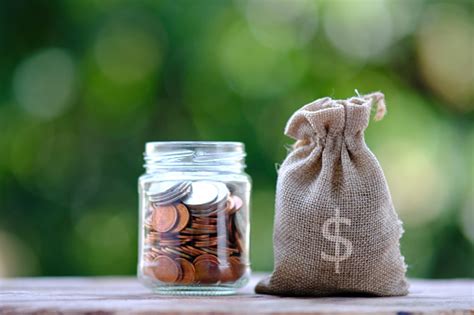 녹색 보케 배경과 개념 절약 돈에 동전 돈 개념의 비즈니스 성장 전략 금융 및 은행의 광고 동전 0명에 대한 스톡 사진 및 기타 이미지 Istock