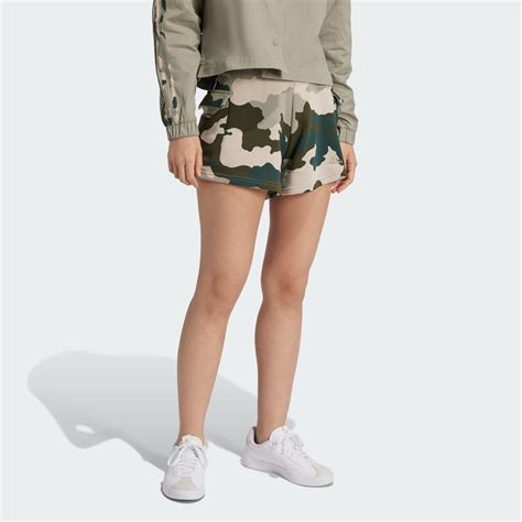 Camouflage Is Making A Comeback 7 Stylish Camo Outfits To Try The