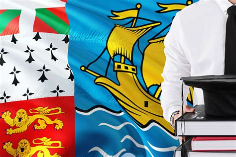 성공적인 학생 교육 개념입니다 세인트 피에르 미 퀠 론 국기 배경에 책과 졸업 모자를 들고 교사 교육 관련 직업에 대한 스톡 사진 및 기타 이미지 Istock