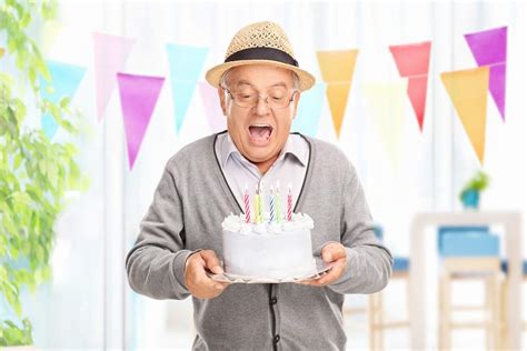 114 идей, что подарить мужчине на 60 лет + список подарков и советы