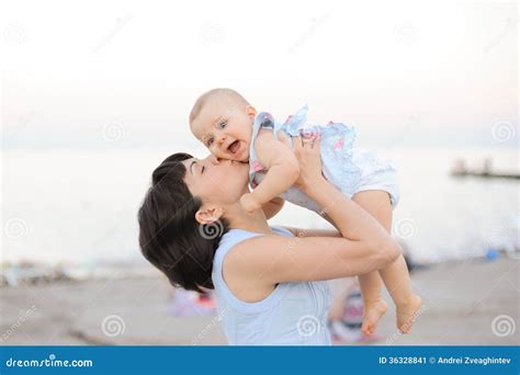 El Beso De La Madre Imagen De Archivo Imagen De Hija
