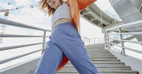 도시 지역에서 야외에서 춤을 추고 스트리트웨어를 입은 젊은 여성의 역동적인 전체 길이 샷 사진 Unsplash의 여성 이미지