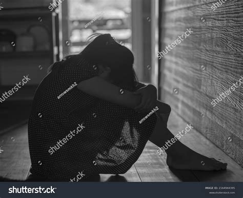 Sad Girl Alone Crying Beautiful Sad Girl Alone In Love Sitting Crying