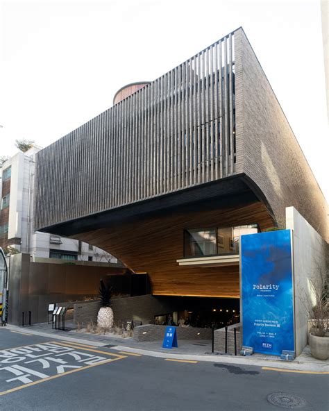 공간기록자 카페 · 팝업 · 숙소 · 전시 건축미와 문화가 어우러진 한남동 복합문화공간 ⠀ 한남동에 위치한 복합문화공간 ‘페즈fezh는 디지털 마케팅 회사