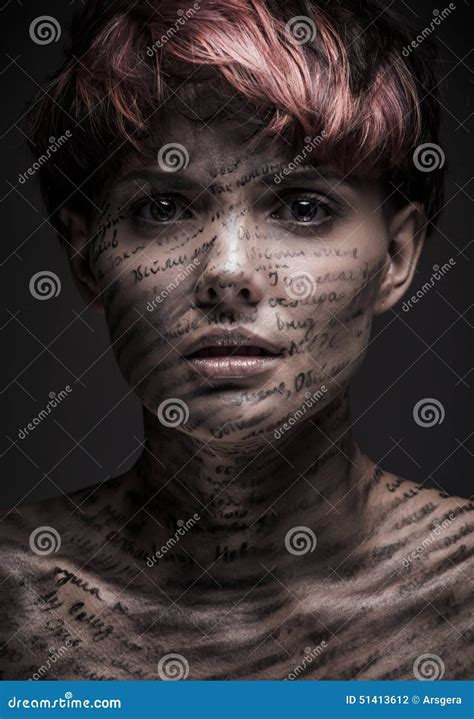 Retrato De La Muchacha Asustada O Asustada Foto De Archivo Imagen De