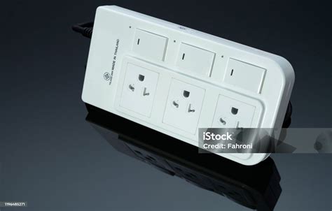 검은 색 배경에 3 개의 전기 표준 소켓이있는 전원 스트립 과부하 보호 기능이 있는 흰색 범용 플러그 커버용 내화소재 차단기 개별 스위치 전원 플러그 0명에 대한 스톡 사진