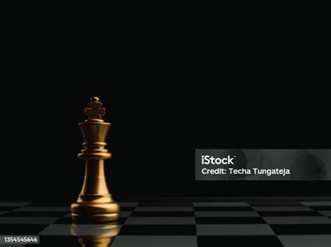 복사 공간이있는 어두운 배경에 체스 판에 혼자 서있는 황금 왕 체스 조각 리더 영향력 외로운 사령관 강한 비즈니스 전략 개념 체스에 대한 스톡 사진 및 기타 이미지 Istock