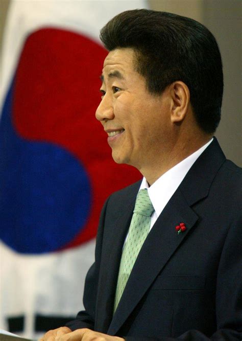 [노무현사료관] [2004 신년 내외신기자회견 중 미소짓는 노무현 대통령]