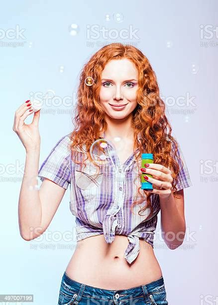 아름다운 미소 빨간 머리 여자아이 비눗방울 불면 매우 까다롭기로 유명합니다 스튜디오 세로는 감정에 대한 스톡 사진 및 기타 이미지 Istock