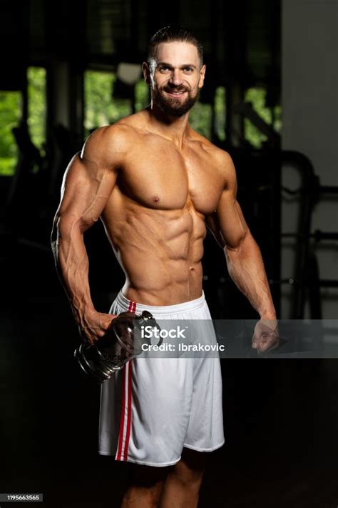 병에서 물을 마시는 남자 건강한 생활방식에 대한 스톡 사진 및 기타 이미지 건강한 생활방식 근육질 체격 남자 Istock