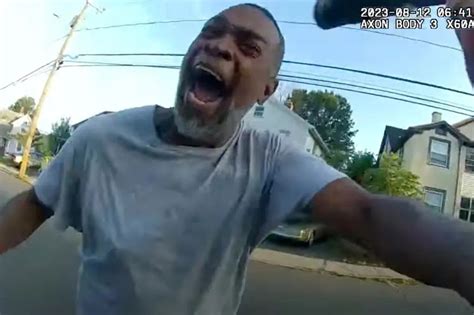 Policial Nos Eua é Atacada Por Homem Com Martelo Em Vídeo Viral E